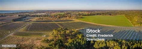 해변 근처에 태양광 발전소의 환경 친화적인 설치의 파노라마 보기 열린 공간에 태양 광 패널 재생 가능한 녹색 에너지 대체 에너지원 청정 에너지 덴마크에 대한 스톡 사진 및