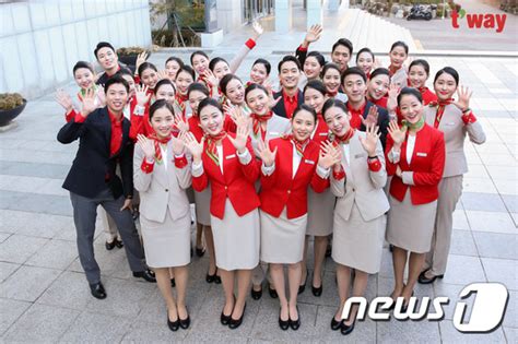 티웨이항공 신입승무원 유니폼 입고 힘찬 출발 뉴스1