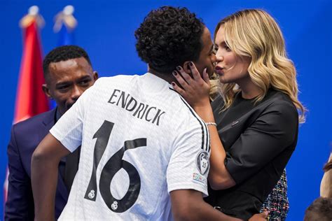 Endrick Anuncia Casamento Quem é Gabriely Miranda Esposa Do Atacante