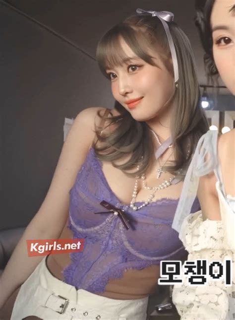 글래머인데 의상자체가 란제리라 살짝만 움직여도 너무 ㅇㅑ한 걸그룹 ㄷㄷ 영상 Issueiyagi