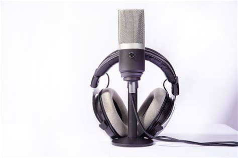 홈 워크 전문 콘덴서 마이크와 흰색 배경에 헤드폰 높은 키 초상화 선택적 초점 마이크에 대한 스톡 사진 및 기타 이미지 마이크 0명 검은색 Istock