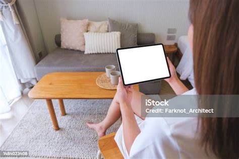 집에서 빈 데스크톱 화면으로 디지털 태블릿을 들고있는 여성의 모형 이미지 35 39세에 대한 스톡 사진 및 기타 이미지 35 39세 가정 생활 가정의 방 Istock