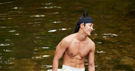 연모 로운 상체 탈의 비하인드 컷 공개 성난 근육