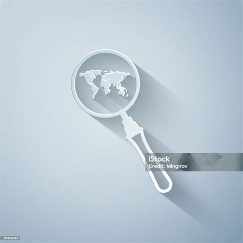 회색 배경에 격리 된 세계지도 아이콘으로 돋보기를 잘라 종이 세계를 분석 전역 검색 기호입니다 종이 아트 스타일입니다 벡터 일러스트레이션 3차원 형태에 대한 스톡 벡터 아트