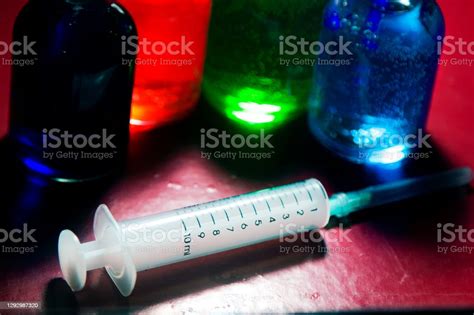 화학 및 생물학 실험을 위한 작은 물약 병을 착색했습니다 0명에 대한 스톡 사진 및 기타 이미지 0명 건강관리와 의술 리큐르 Istock