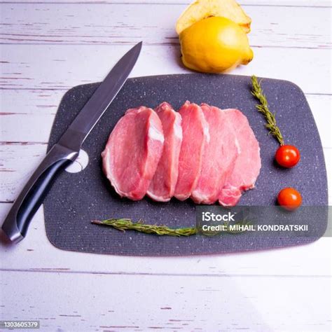 돼지고기 검은 도마와 향신료 체리 토마토 로즈마리 후추 퀸스 칼 복사 공간에 신선한 돼지 고기 스테이크 0명에 대한 스톡 사진 및 기타 이미지 Istock