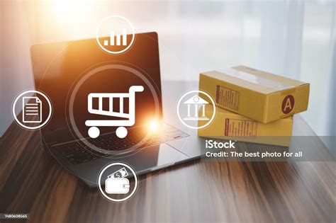 온라인 쇼핑 개념 노트북 키보드의 트롤리에 쇼핑 카트 로고가 있는 판지 상자 온라인 웹의 쇼핑 서비스 가격에 대한 스톡 사진 및