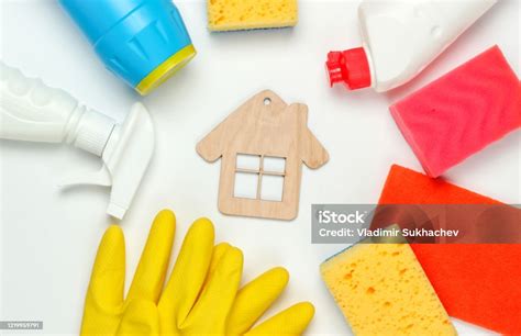 하우스 키핑 컨셉 흰색 배경에 청소 및 집 그림을위한 제품의 집합입니다 맨 위 보기 0명에 대한 스톡 사진 및 기타 이미지 0명 가사 집안일 개념 Istock