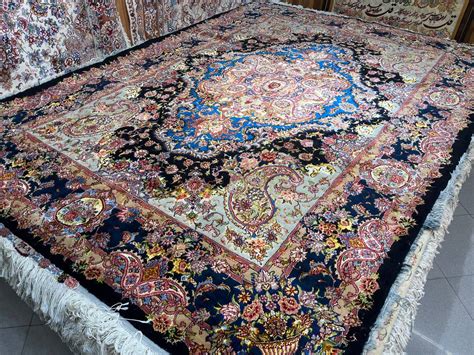 فرش دستباف طرح سالاری دو متن گل ابریشم رج 30 اندازه تک 9 متری فرش