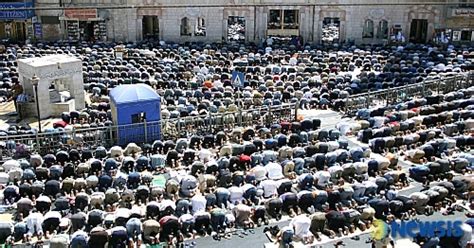 광장에 모여 라마단 금식기도하는 사람들