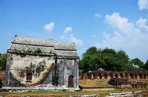 태국 롭부리의 롭부리 시에서 기도하는 태국 사람들과 외국인 여행자를 위한 왓 프라 스리 랏타나 마하탓 사원의 고대 유적과 골동품 건축물 0명에 대한 스톡 사진 및 기타