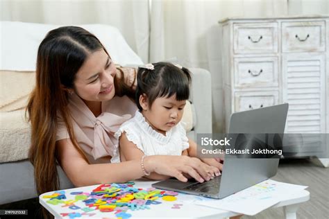 아시아 교사는 유치원에 들어가기 전에 아이들을 가르칩니다 교사가 도와주는 동안 노트북을 사용하는 유아 기술 통합 학습은 인지 발달과 디지털 문해력을 향상시킵니다 2 3 살에