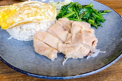 排隊人氣海南雞飯，老陳海南雞滑嫩雞腿沾蔥薑醬襯托雞肉甜味，打拋豬酸辣滋味很下飯 熱血台中