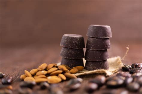 나무 판에 아몬드와 코코아 콩을 곁들인 수제 초콜릿 조각 과테말라 초콜릿 0명에 대한 스톡 사진 및 기타 이미지 0명 갈색 겨울 Istock