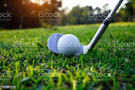 태국에서 아름다운 골프 코스에서 골프 공과 골프 클럽 녹색 배경녹색 잔디에 휴식 골프 장비의 컬렉션 0명에 대한 스톡 사진 및 기타 이미지 Istock