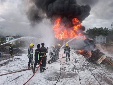 ဆီဘောက်ဆာယာဥ် ဘရိတ်ပေါက်ပြီး ကားသုံးစီးနှင့် ဆိုင်ကယ်ကို ဆင့်တိုက်ရာက မီးလောင်ပေါက်ကွဲ၍ လူ ၂ ဦး