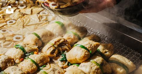 음식이 담긴 그릇을 들고 있는 사람 사진 Unsplash의 무료 음식 이미지