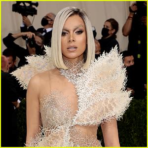 Hailee Steinfeld Is Completely Unrecognizable At Met Gala Met Gala Hailee