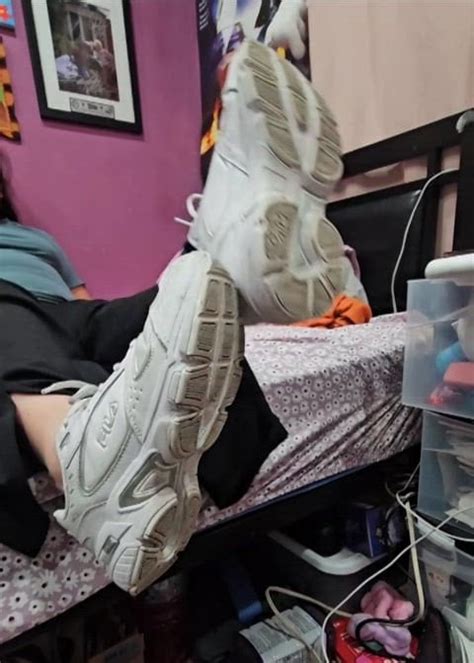 Sniff Between My Sweaty Toes R Footsniffing