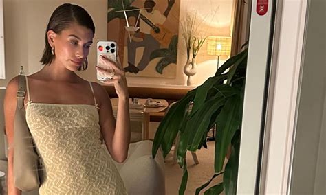 Hailey Bieber Irtó Szexi Ruhában Mutatta Meg égig érő Lábait Szmohu
