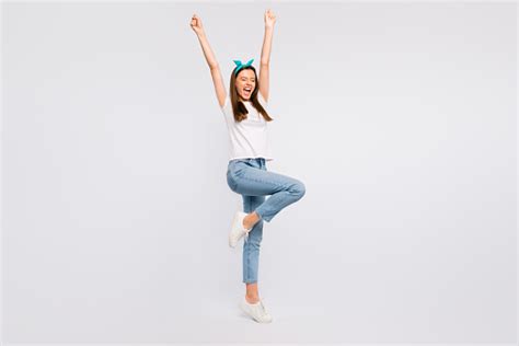 황홀한 소녀의 전신 사진은 복권에 그녀의 승리에 대한 뉴스를 듣고 행복감 감정 인상 주먹 비명 예 흰색 색상 배경 위에 고립