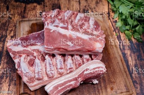 오래된 나무 테이블에 휴식 하는 사용 된 도마에 신선한 돼지 고기 배 갈비 음식에 대한 스톡 사진 및 기타 이미지 갈비 음식 갈색 건강에 좋지 않은 음식 Istock