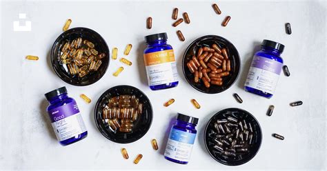 갈색 둥근 재떨이 옆에 파란색과 흰색 플라스틱 병 사진 Unsplash의 무료 도심 이미지