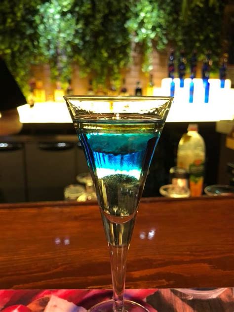 존예오브존예 핵예쁜 블루스카이 칵테일 파란 하늘에 구름 떠있는 것 같음 우리나라 사람이