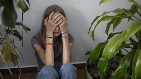 Una joven de 19 años se va de casa tras pelearse con su padre por dejar que su madrastra finja