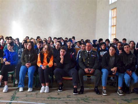 „ჩვენი ჯარის“ პროექტის ფარგლებში სამხედროები ტყიბულის №1 საჯარო სკოლის მოსწავლეებს შეხვდნენ