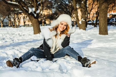 Premium Photo Redhead Woman In Winter Outdoor