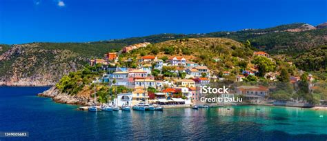 그리스 케팔로니아의 아소스 마을 케팔로니아 그리스 이오니아 섬 세팔로니아 아소스 마을의 아소스 마을에 아름다운 다채로운 주택과 지중해의 청록색 만 그리스에 대한 스톡 사진