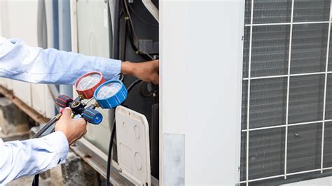 산업용 공장 에어컨을 채우고 유지 보수 실외 공기 압축기 장치를 확인하기 위한 측정 장비를 사용하는 공기 수리 정비사 에어컨에 대한 스톡 사진 및 기타 이미지 Istock