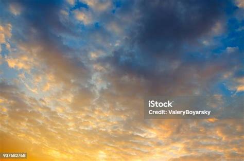 뒤에 태양의 빛으로 아름 다운 화려한 일몰 하늘 배경 파란색과 보라색 극적인 구름입니다 0명에 대한 스톡 사진 및 기타 이미지 0명 경관 구름 Istock