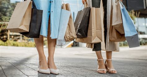 야외에서 쇼핑백을 들고 있는 여성들 여성들의 다리와 가방을 가까이서 볼 수 있다 사진 Unsplash의 쇼핑 이미지
