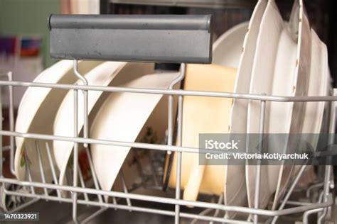 부엌에서 집에서 깨끗한 요리가있는 식기 세척기 설거지 깨끗한 접시 0명에 대한 스톡 사진 및 기타 이미지 0명 가득 찬 가사 집안일 Istock