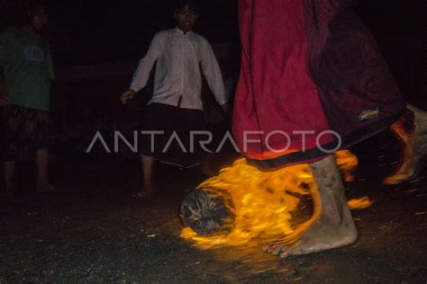 Sepak Bola Api Antara Foto