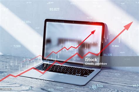 햇빛이 있는 흐릿한 배경에 빨간색 비즈니스 차트 화살표가 커지고 있는 노트북을 닫습니다 금융 이익 및 증가 개념 3d 렌더링 0명에 대한 스톡 사진 및 기타 이미지 Istock