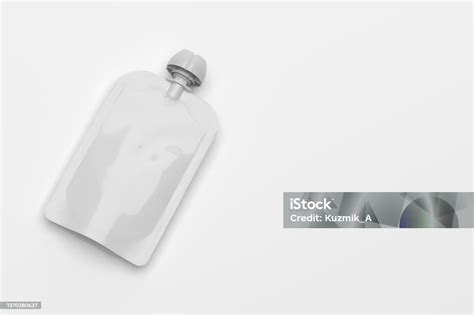 흰색에 고립 된 이유식 모형을위한 흰색 빈 플라스틱 파우치 3d 렌더링 퓌레에 대한 스톡 사진 및 기타 이미지 퓌레 요구르트 용기 음식 Istock