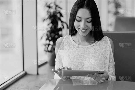 美丽的年轻女孩喜欢手机和平板电脑