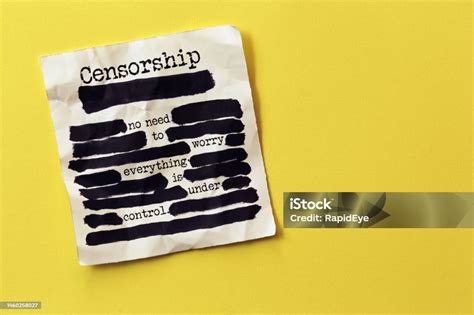 검열 개념 검은 잉크로 줄이 그어진 단어가 오해의 소지가 있는 메시지를 형성합니다 검열에 대한 스톡 사진 및 기타 이미지