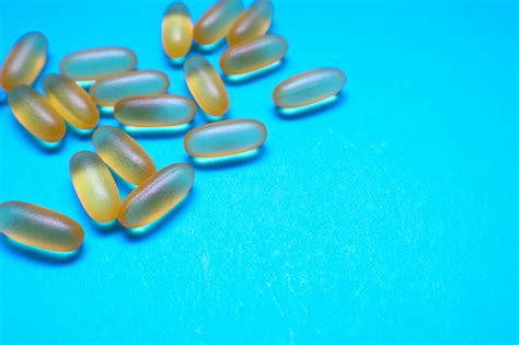 생선 지방 오일 오메가 3 복사 공간이있는 파란색 배경에 비타민 E의 캡슐 건강 관리 비타민 보충제 일일 섭취 개념 0명에 대한 스톡 사진 및 기타 이미지 Istock