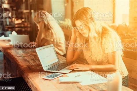 Netbook 귀여운 여자 성공적인 프리랜서 커피숍에 앉아있는 동안 랩톱 컴퓨터를 사용 하 여 작업 하는 젊은 여자 학생 금융에