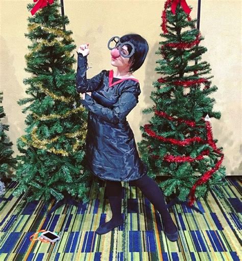 Cosplayer Dressed As Edna From The Incredibles Is Viral Now Fizx