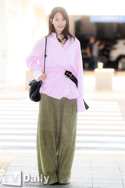 【多圖】「酒窩女神」申敏兒飛巴黎參加時裝週！粉紅色襯衫搭配綠寬褲，展現時髦的機場時尚 Ksd 韓星網 明星