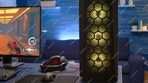 Rgb 시스템 데스크탑 클로즈업 온라인 경쟁 중 1인칭 슈팅 비디오 게임을 하는 프로 게이머 스트리밍 스튜디오는 온라인 게임을 위해 준비된 강력한 Pc와 함께 전문적인