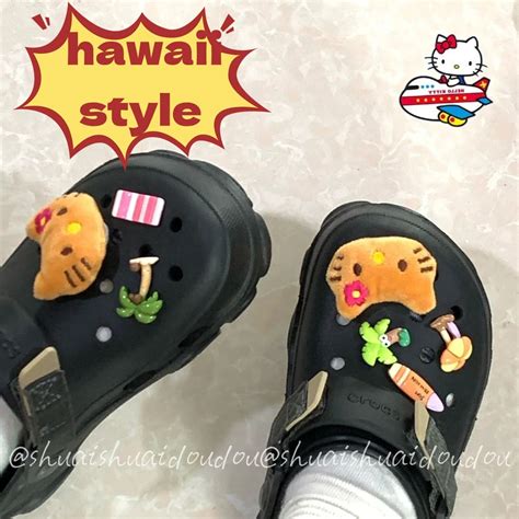 헬로키티 블랙 스킨 헬로키티 하와이 한정 해변 휴가 스타일 애니메이션 신발 버클 만화 나막신 샌들 액세서리 카와이 장난감