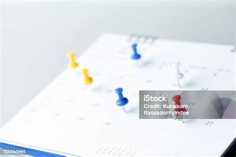 바쁜 약속 및 회의 알림 비즈니스 미팅 또는 여행 계획 개념 에 대한 계획 달력 개념의 Thumbtack 0명에 대한 스톡 사진 및 기타 이미지 Istock