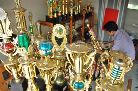 PENJUALAN PIALA MENINGKAT ANTARA Foto