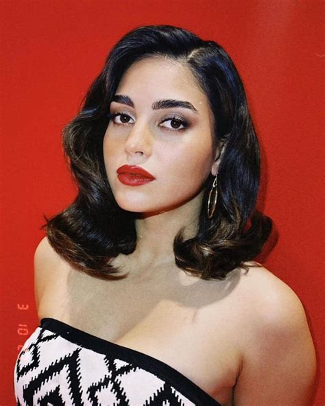9 Ide Makeup Look Ala Melissa Barrera Bold Dan Glamour Idn Times